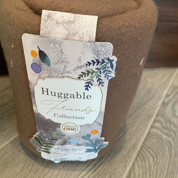 Bedding | Huggable Friendly Collection 5x60 Throw Brown New | Poshmark